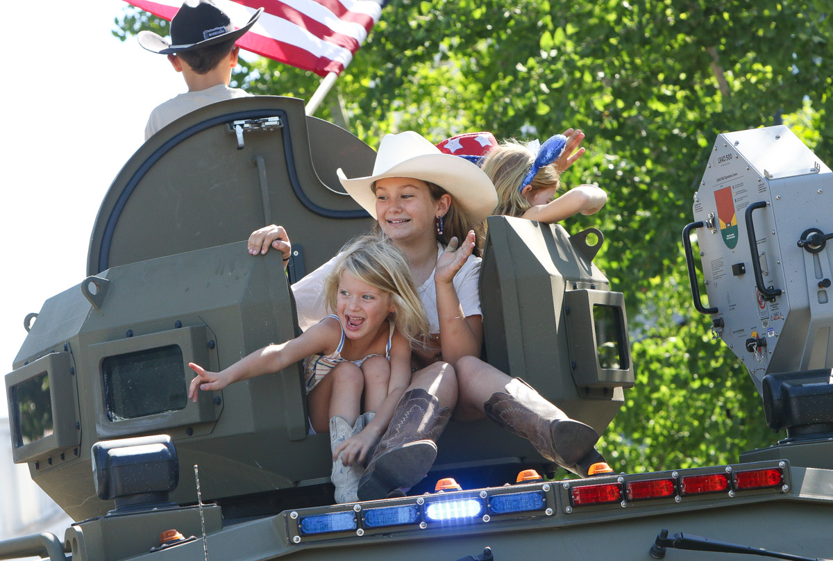 Folsom Hometown Parade Draws Huge Spirited Patriotic Crowd – Folsom Times